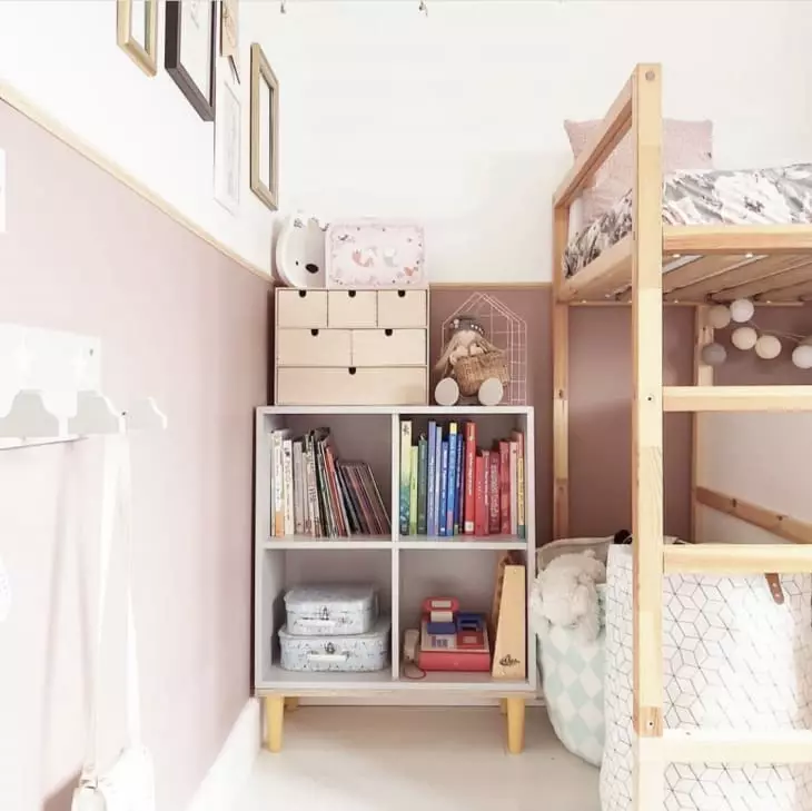 Gabinete IKEA EKET con patas de madera cónicas de estilo de mediados de siglo