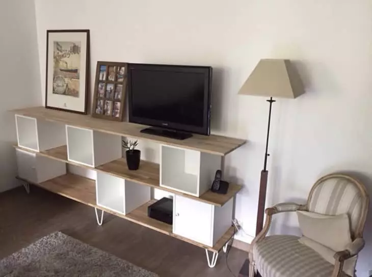 Mueble tv realizado con cajas EKET apoyadas sobre largas tablas de madera