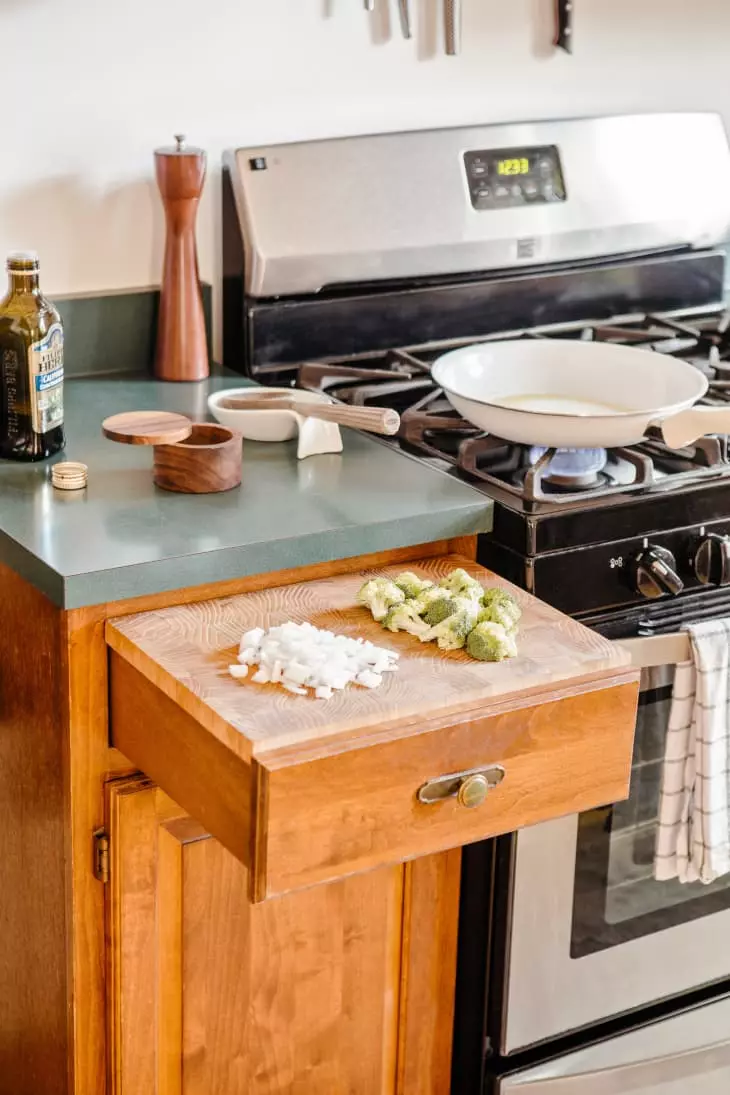 papan motong linggih dina luhureun draw dapur jeung potong sayuran