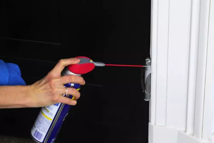 Sprayen WD-40 an Dier Scharnier