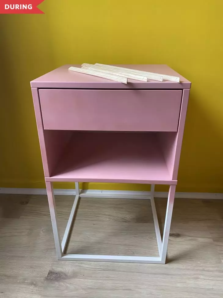 Salila: Nightstand dicét pink, jeung suku bodas sésana jeung molding diuk di luhur