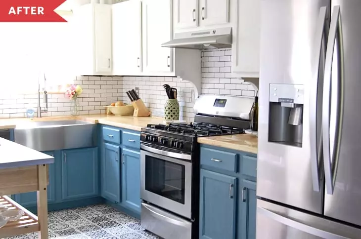 După: Bucătărie cu dulapuri de bază albastre și superioare albe
