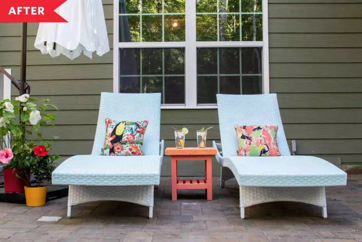 შემდეგ: თეთრი და ლურჯი დასასვენებელი სკამები ნარინჯისფერი გვერდითი მაგიდით, ქოლგებით და ქოთნის ყვავილებით