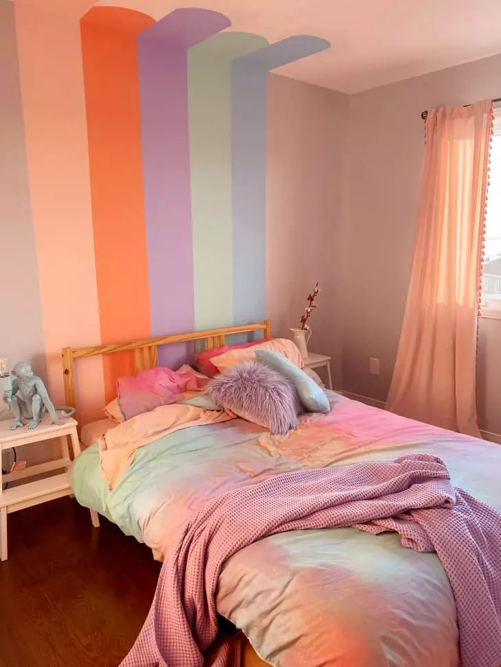 Pastel xim chav pw nrog pastel khi dye duvet thiab pastel zaj sawv mural qab lub txaj IKEA