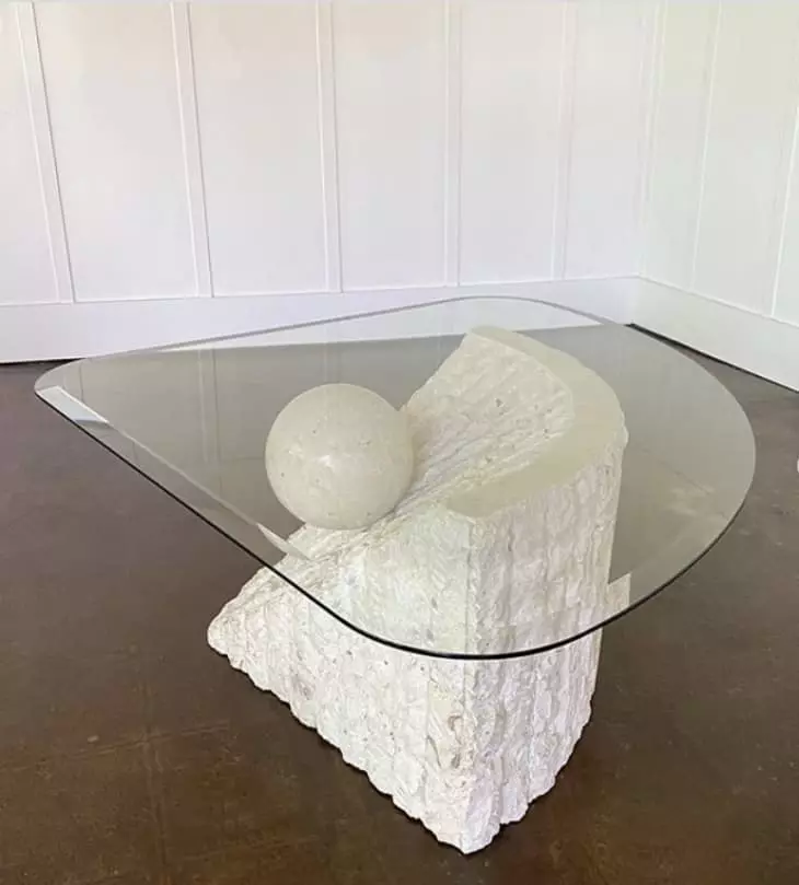 Tesselated stone table mula sa Monstera House