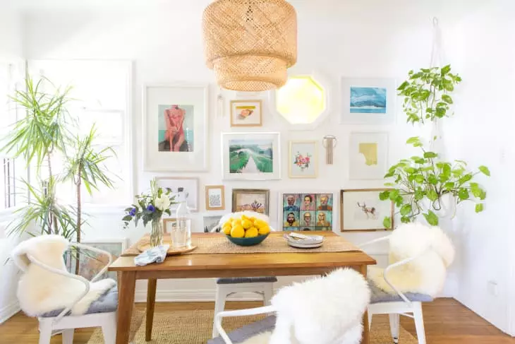 Un mur galerie dans la salle à manger d'un bungalow ensoleillé