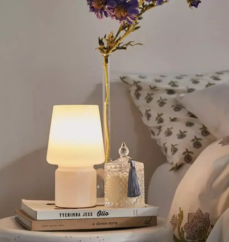 melkerige glas mini lamp van Urban Outfitters