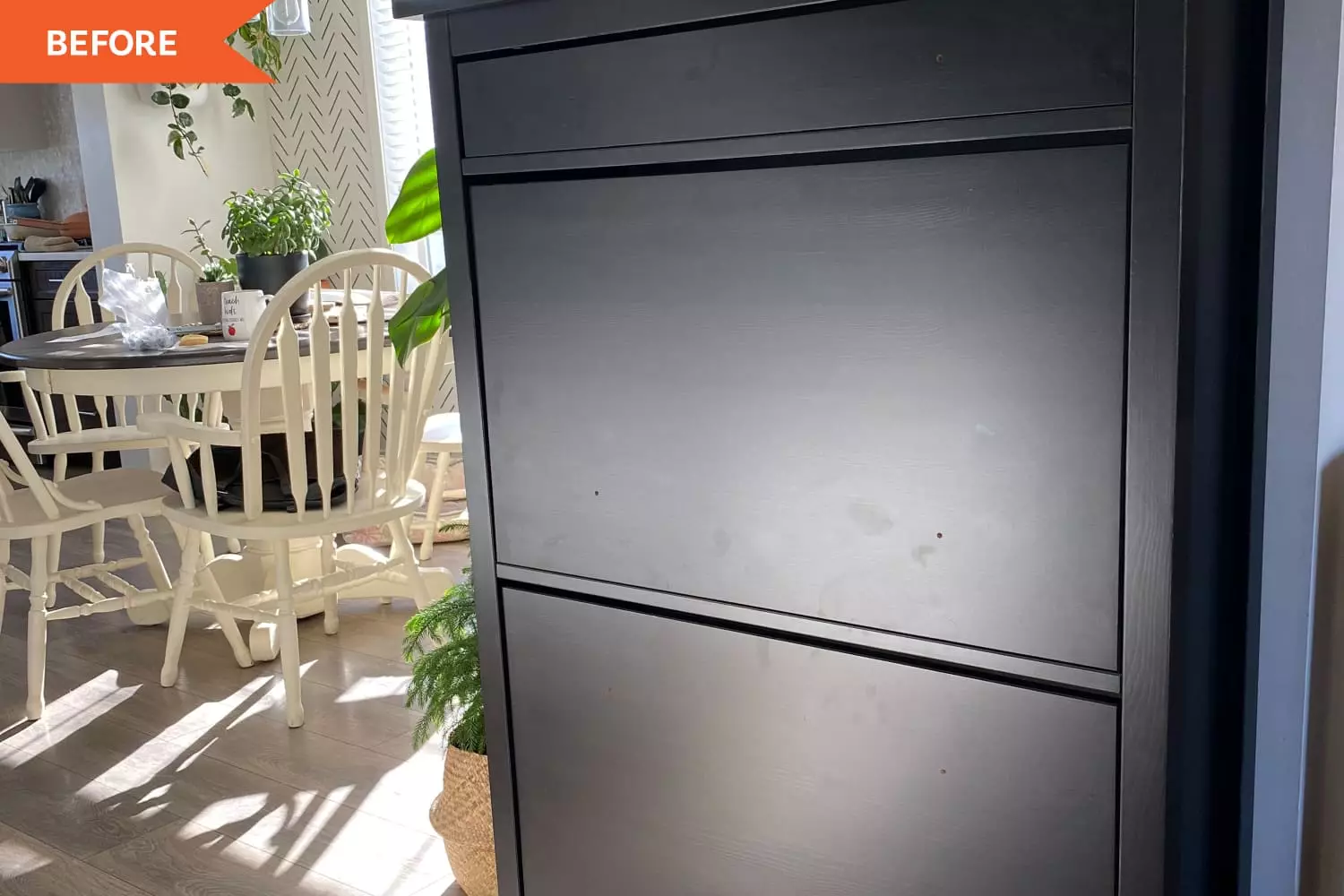 පෙර සහ පසු: $130 DIY IKEA HEMNES සපත්තු කැබිනට්ටුවක් නවීන කොන්සෝලයක් බවට පත් කරයි