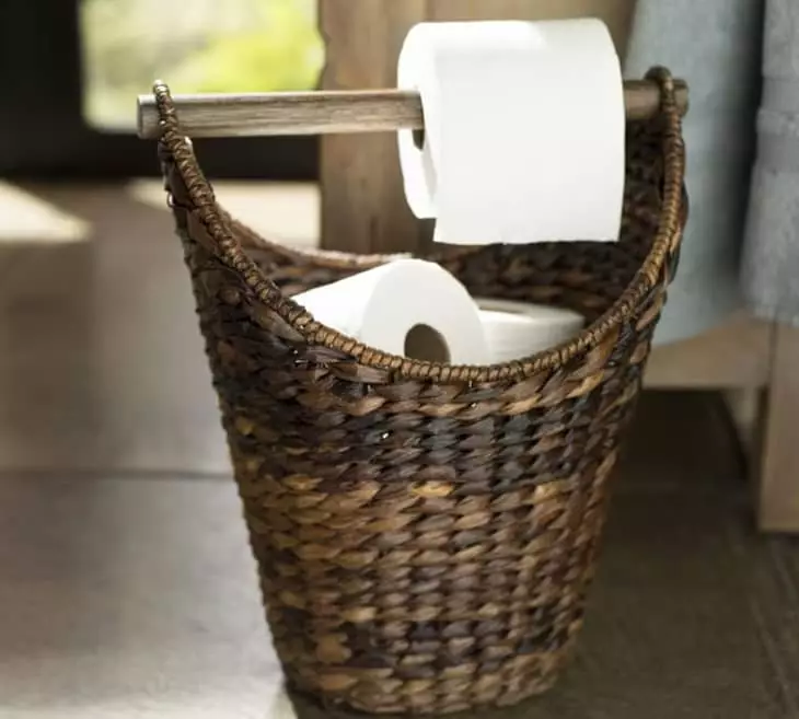 Basket para sa toilet paper mula sa Pottery Barn
