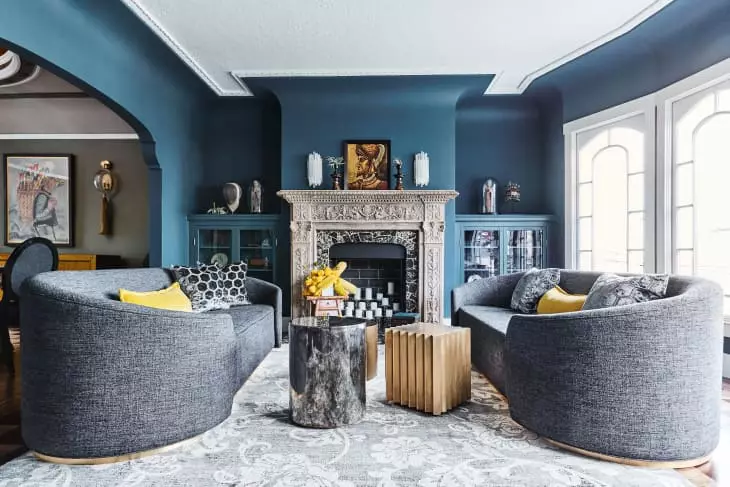 由 Noz Nozawa 设计的 Firehouse 家庭住宅；蓝色客厅，搭配灰色曲线沙发