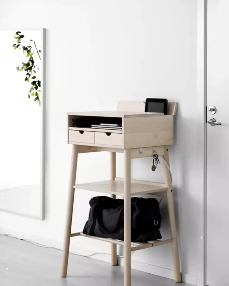 Masă de intrare IKEA care se poate dubla ca birou în picioare