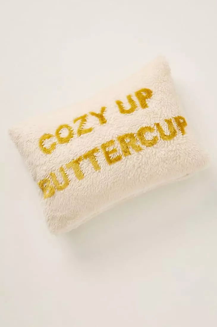 Sary vokatra: Cozy Up Buttercup Pillow