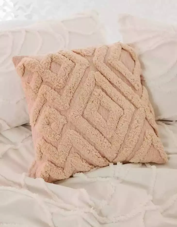 Sary vokatra: American Eagle x Dormify Fringe Diamond Pillow