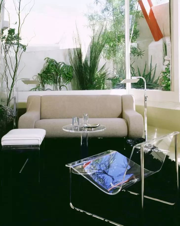 Modern dekorieren Sie das Wohnzimmer mit Lucite-Stuhl und Tisch