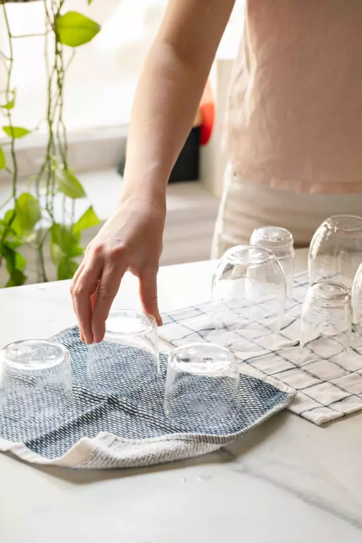 Verwenden Sie ein doppelseitiges Handtuch als spontane Trockenmatte für nasse Gläser