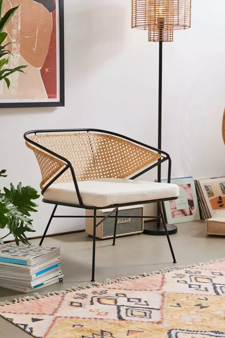 Rattan ug metal nga upholstered nga lingkuranan gikan sa Urban Outfitters