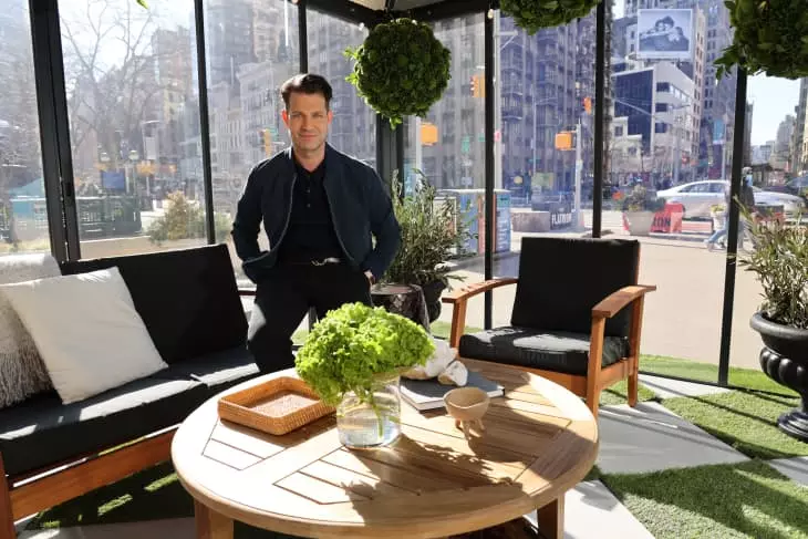 Nate Berkus í gróðurhúsinu sem hann hannaði fyrir Sam's Club í NYC