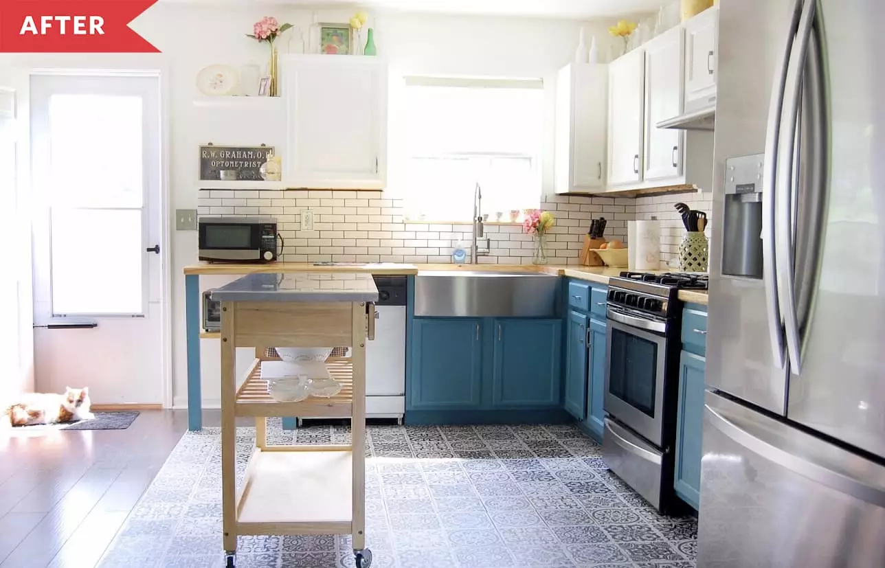 Na: keuken met blauwe onderkasten en wit bovenwerk