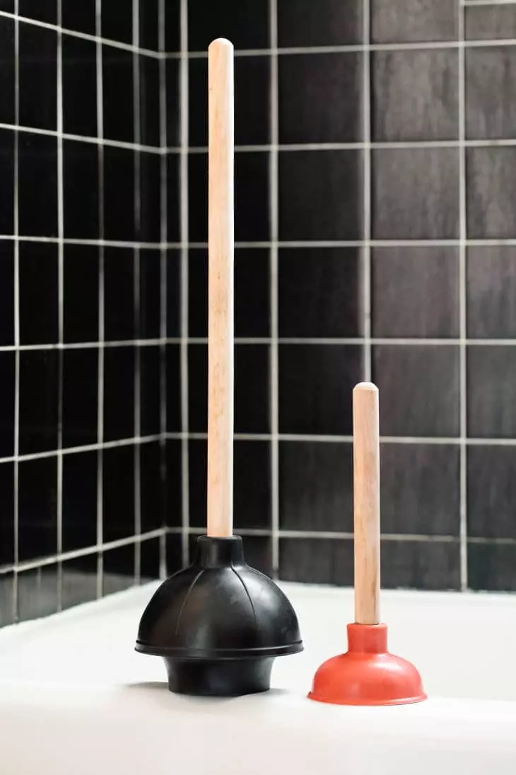 Ihe nkwụnye mposi na sink plunger n'ime ime ụlọ ịwụ ahụ