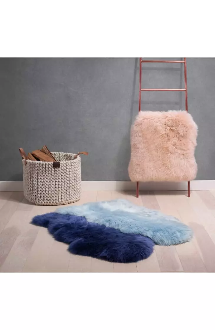 Karpet kulit wedhus warna saka Ugg