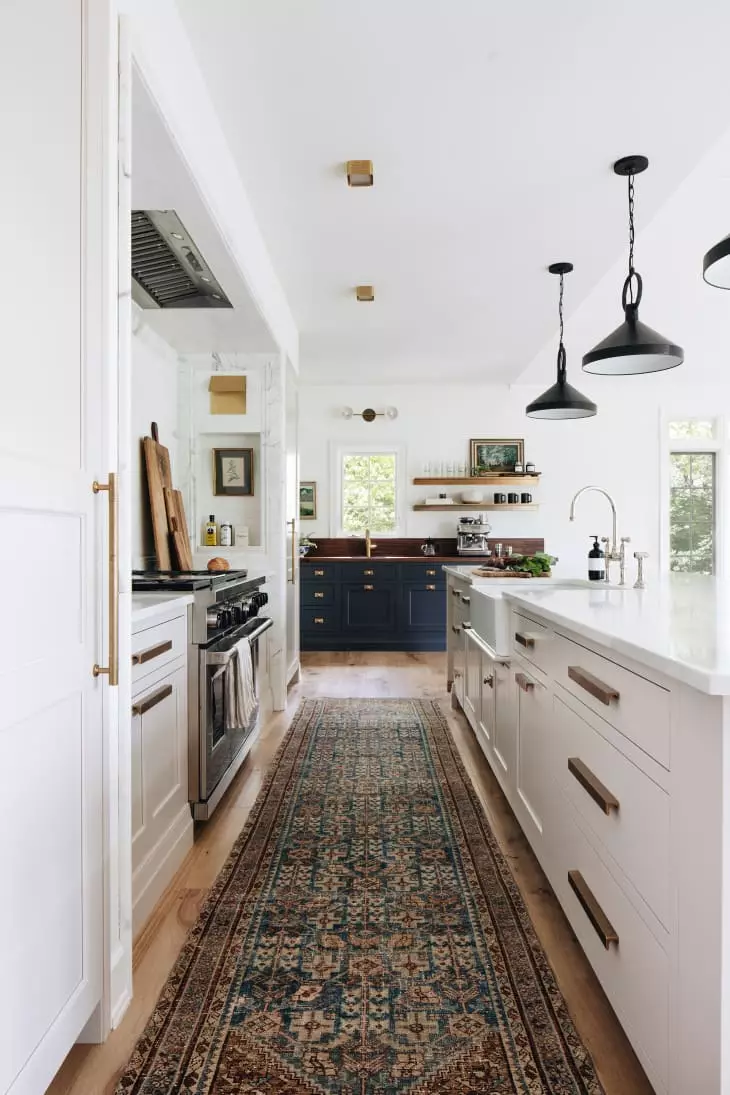 Cocina de galera completamente blanca con un corredor vintage de diseño de Jean Stoffer