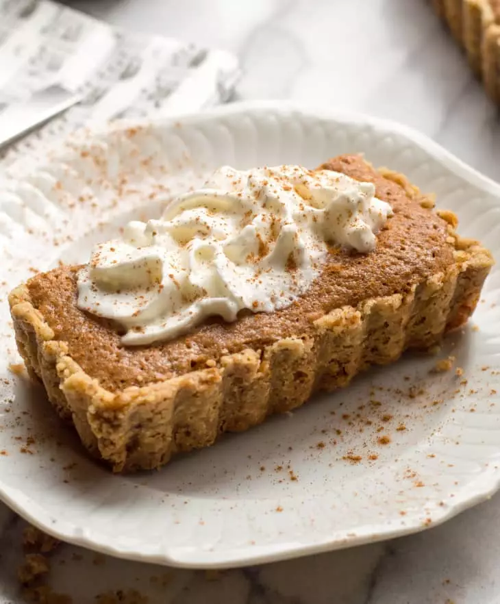 Tortë me dardhë pa gluten me kore arre dhe frangipane