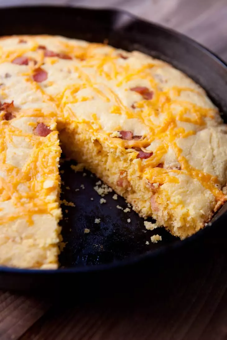 Pane di mais in padella con pancetta cheddar