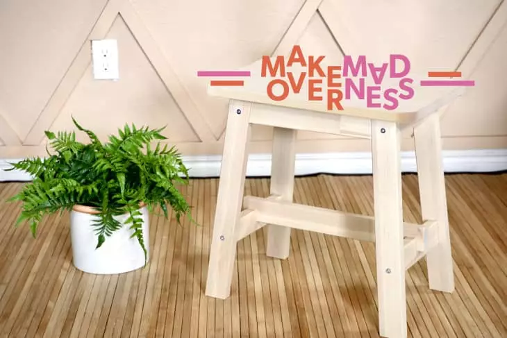 Tamboret IKEA de fusta natural i petita planta de falgueres