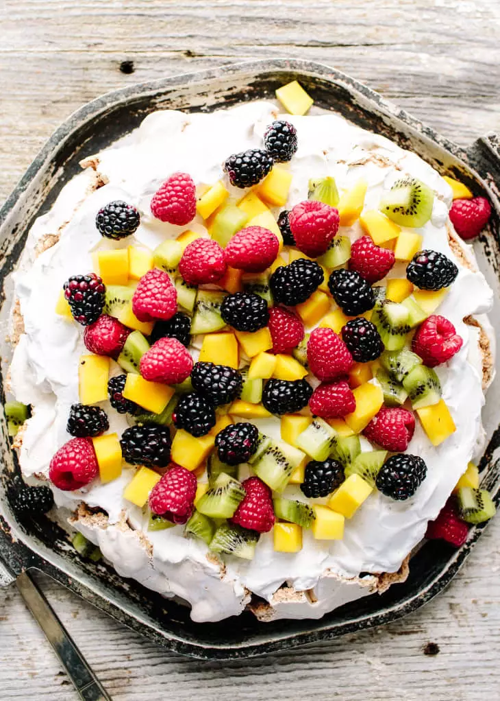 Cinnamon-hazelnoot Pavlova mei kokosnootcrème en eksoatyske fruchten