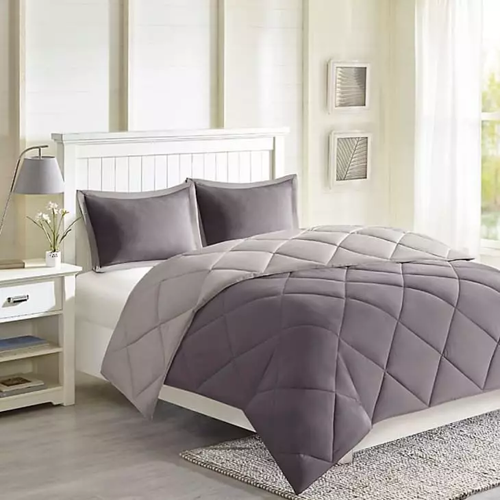 தயாரிப்பு படம்: Madison Park Essentials Larkspur Reversible Down Alternative Comforter Set