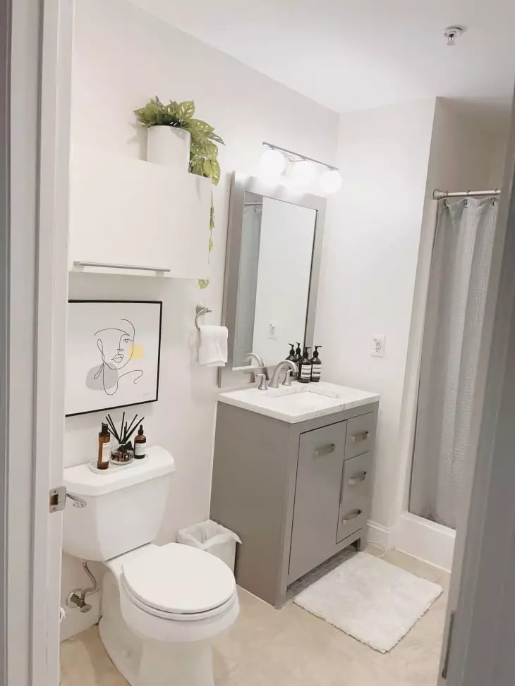 ग्रे वैनिटी के साथ अधिकतर सफेद बाथरूम