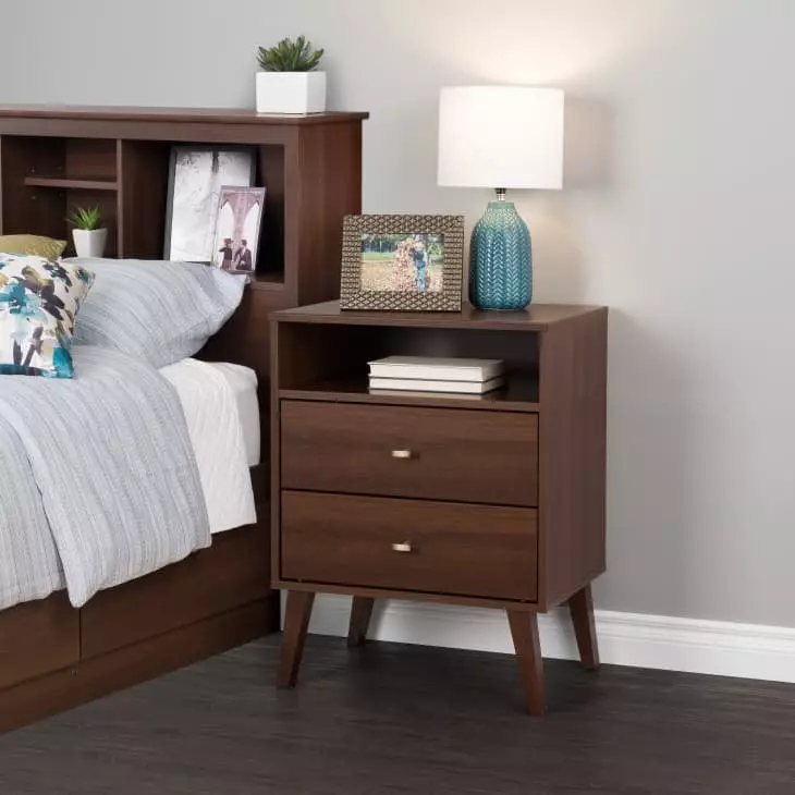 Setšoantšo sa Sehlahisoa: Milo Mid Century Modern 2-Drawer Tall Nightstand e nang le Shelf e Bulehileng - Cherry