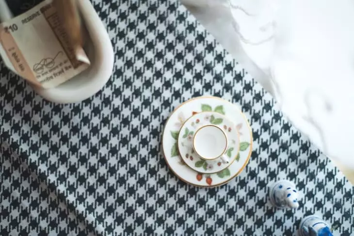 Wedgwood Keramik sëtzt um Houndstooth Stoff