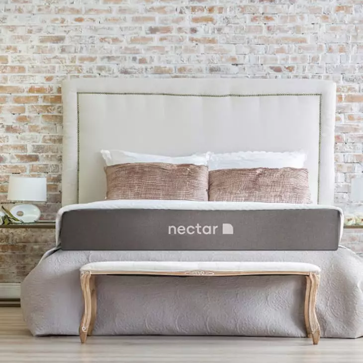 Foto ngwaahịa: Nectar Queen Mattress + 2 Ohiri isi efu