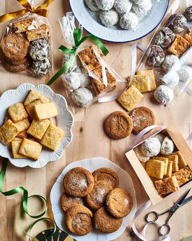 Vários biscoitos de férias banhados e em sacos ou caixas.