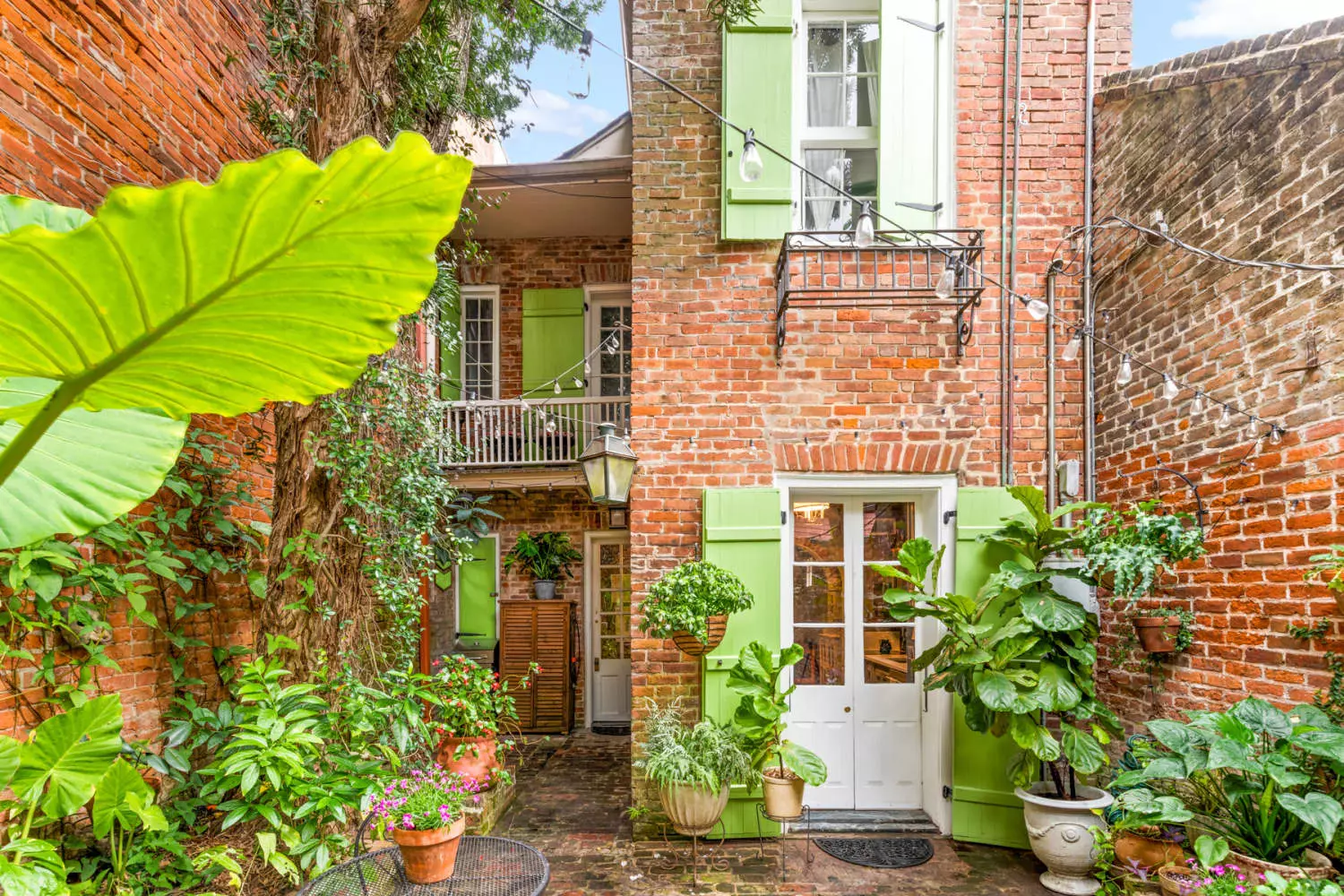 Lihat Kondo Courtyard-Blessed Ini untuk Dijual di French Quarter New Orleans
