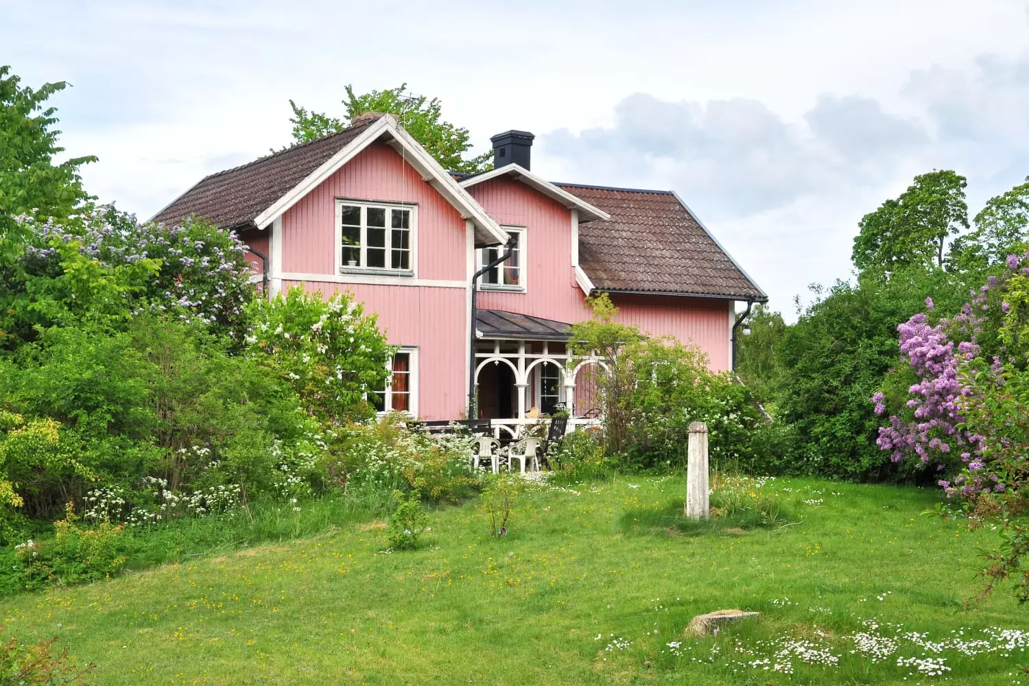3 onverwachte gevolgen van het schilderen van je huis in een felle kleur, volgens experts