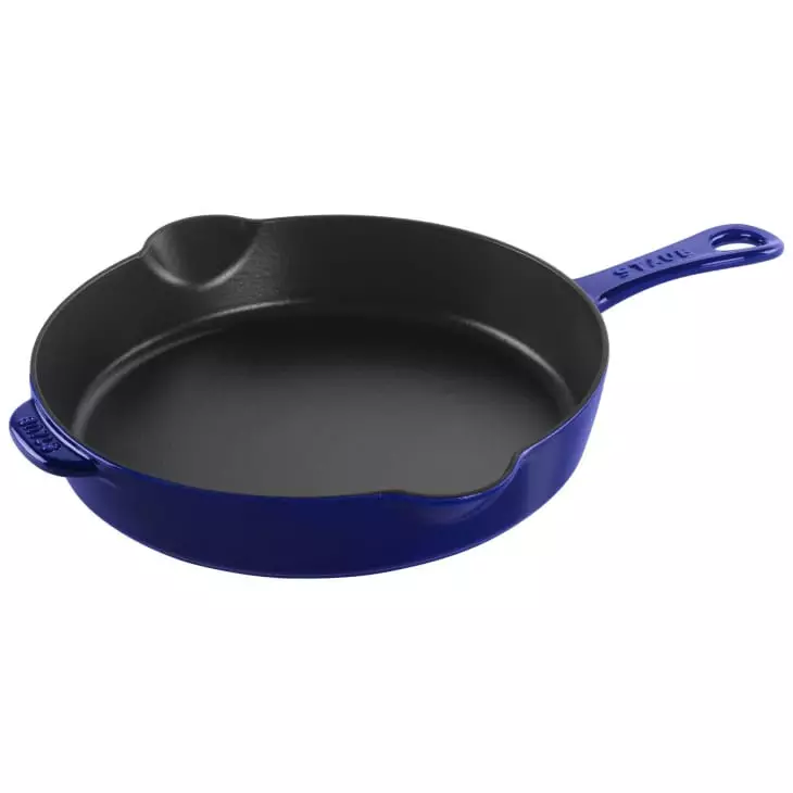 Sary vokatra: Staub Traditional 11-inch Cast Iron Skillet