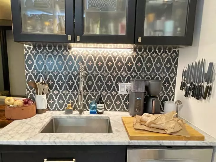 Itom nga motif tile backsplash luyo sa lababo