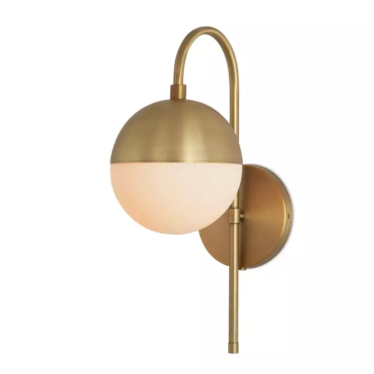 Gambar Produk: Powell Wall Sconce sareng Hooded White Globe, Kuningan Umur di Lights.com