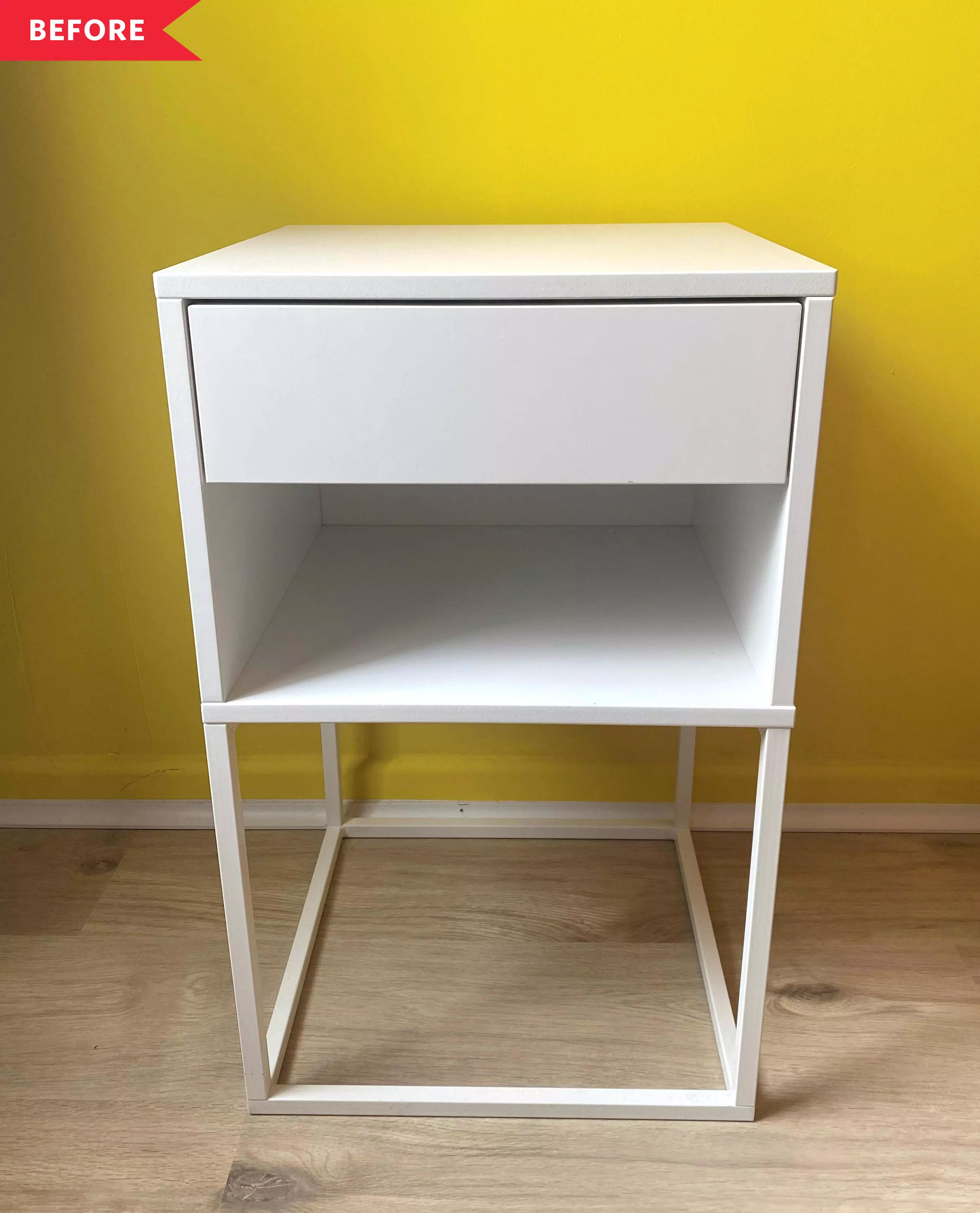 Ua ntej: Dawb dawb IKEA nightstand ntawm ob txhais ceg