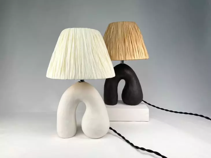 Isithombe somkhiqizo: Isibani seCeramic esine-Raffia Shade