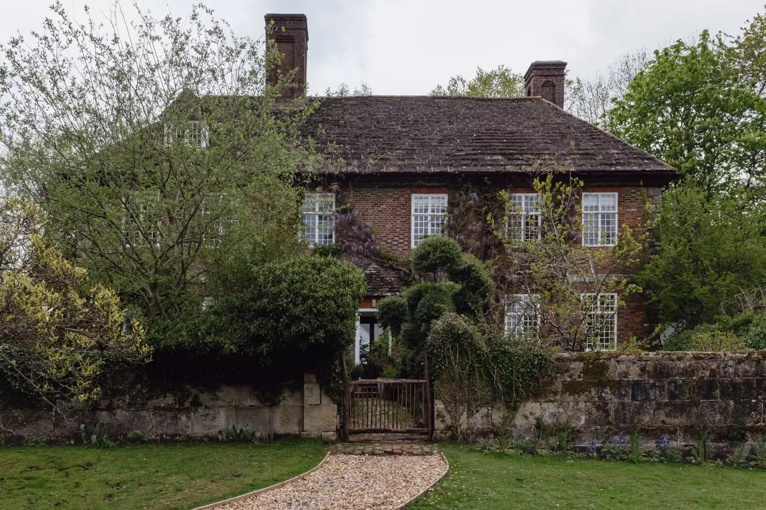 Maker&Son의 공동 설립자는 1660년대에 지어진 멋진 전원 주택에 살고 있습니다.