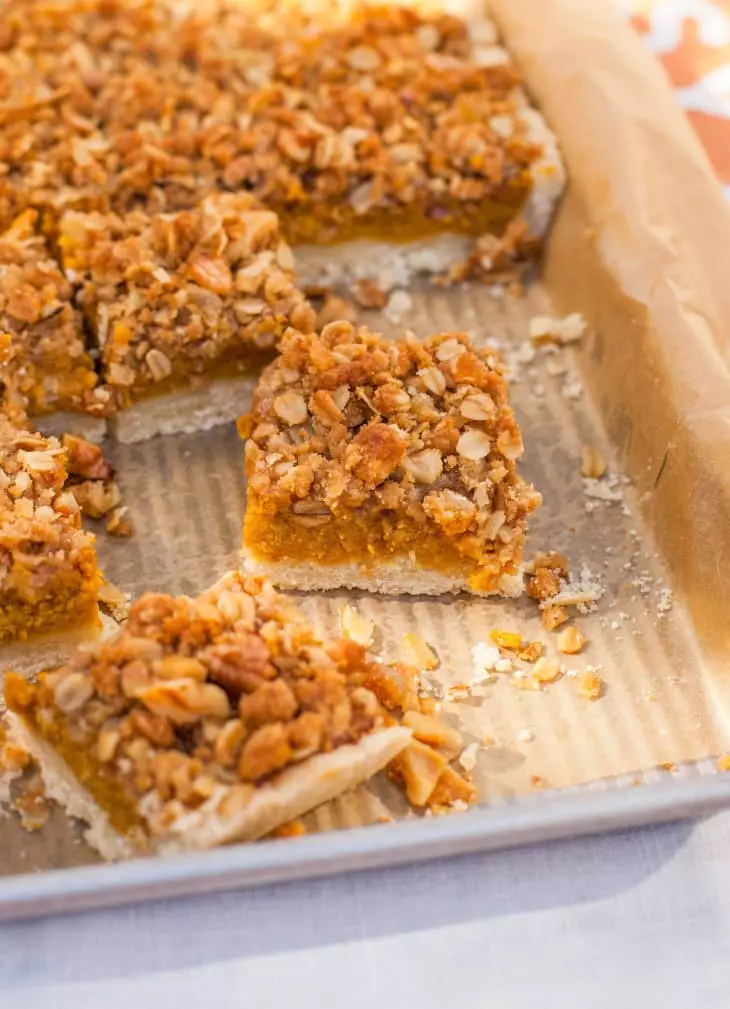 Pumpkin Slab Pie miaraka amin'ny Ginger-Pecan Streusel Topping