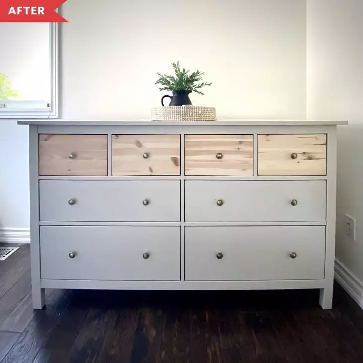 પછી: IKEA HEMNES આઠ-ડ્રોઅર ડ્રેસર, ડ્રેસરના પાયા પર ગ્રે પેઇન્ટ સાથે ટોચના ડ્રોઅર્સ સાથે કુદરતી લાકડું પ્રગટ કરવા માટે સેન્ડેડ