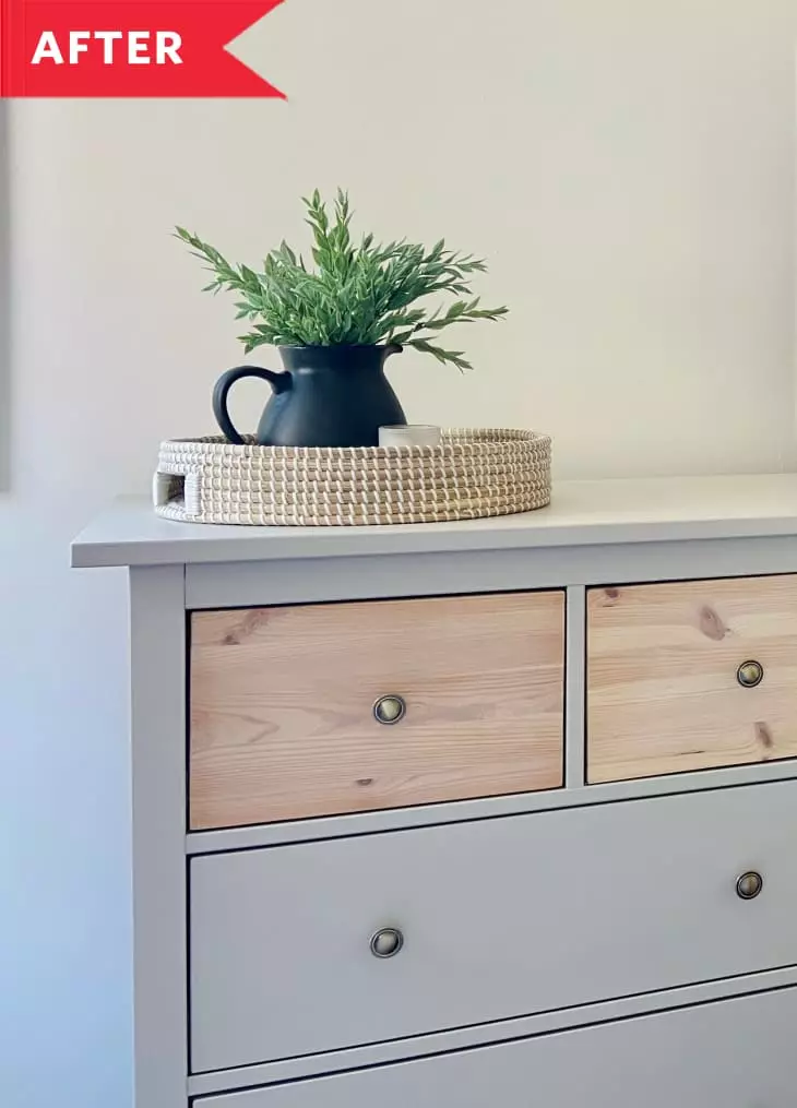 Tủ trang điểm IKEA HEMNES màu xám với các ngăn kéo trên cùng được chà nhám và quét vôi trắng