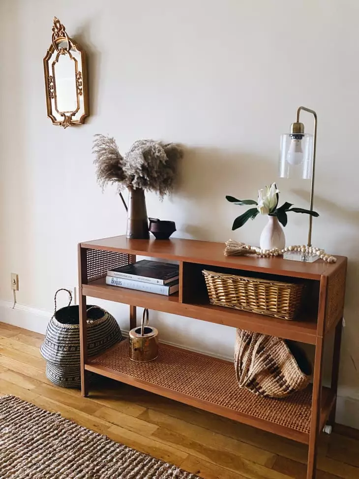 Onigi console tabili pẹlu vases, agbọn ati fitila lori o