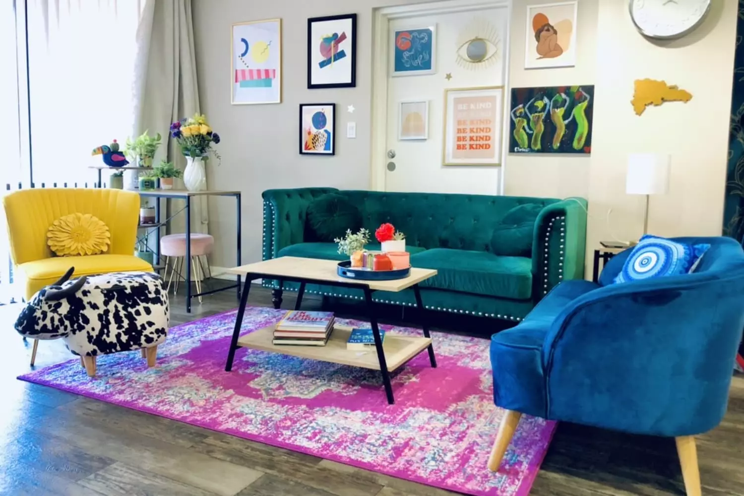 Stuen til et lite hjem blander en grønn sofa, blå loveseat, gullstol og mer