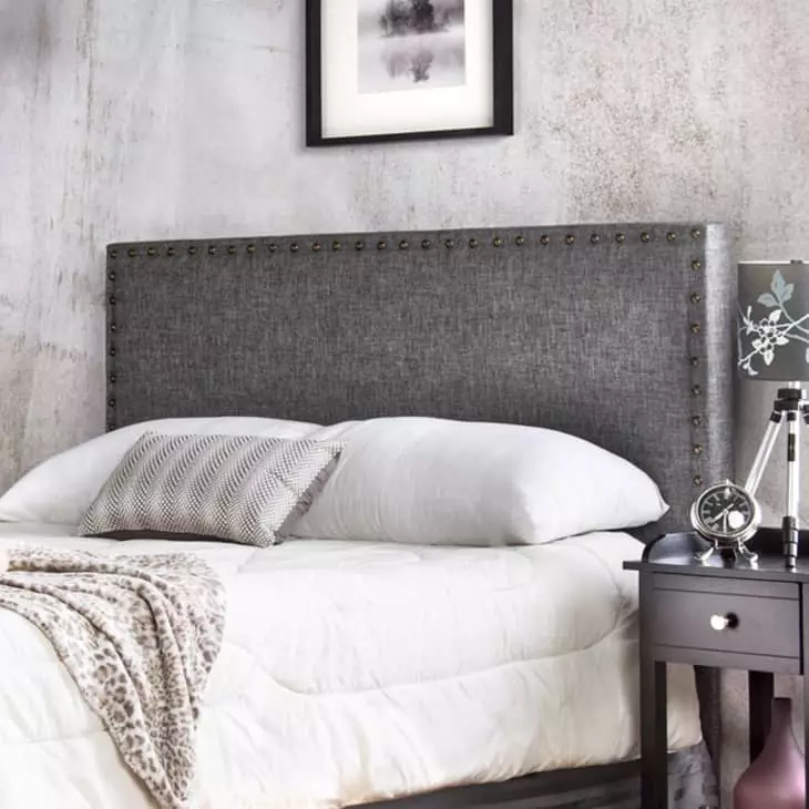 Image du produit : Tête de lit capitonnée ajustable en lin avec garniture cloutée en gris chez Overstock