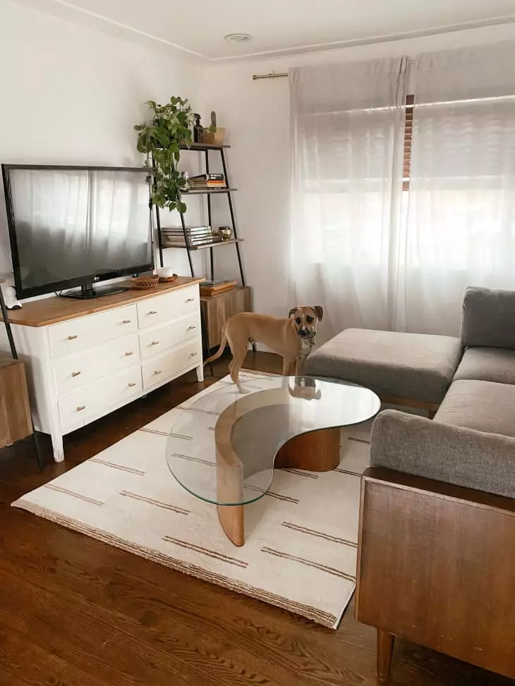 Moderni olohuone, jossa valkoinen tv-taso ja matto
